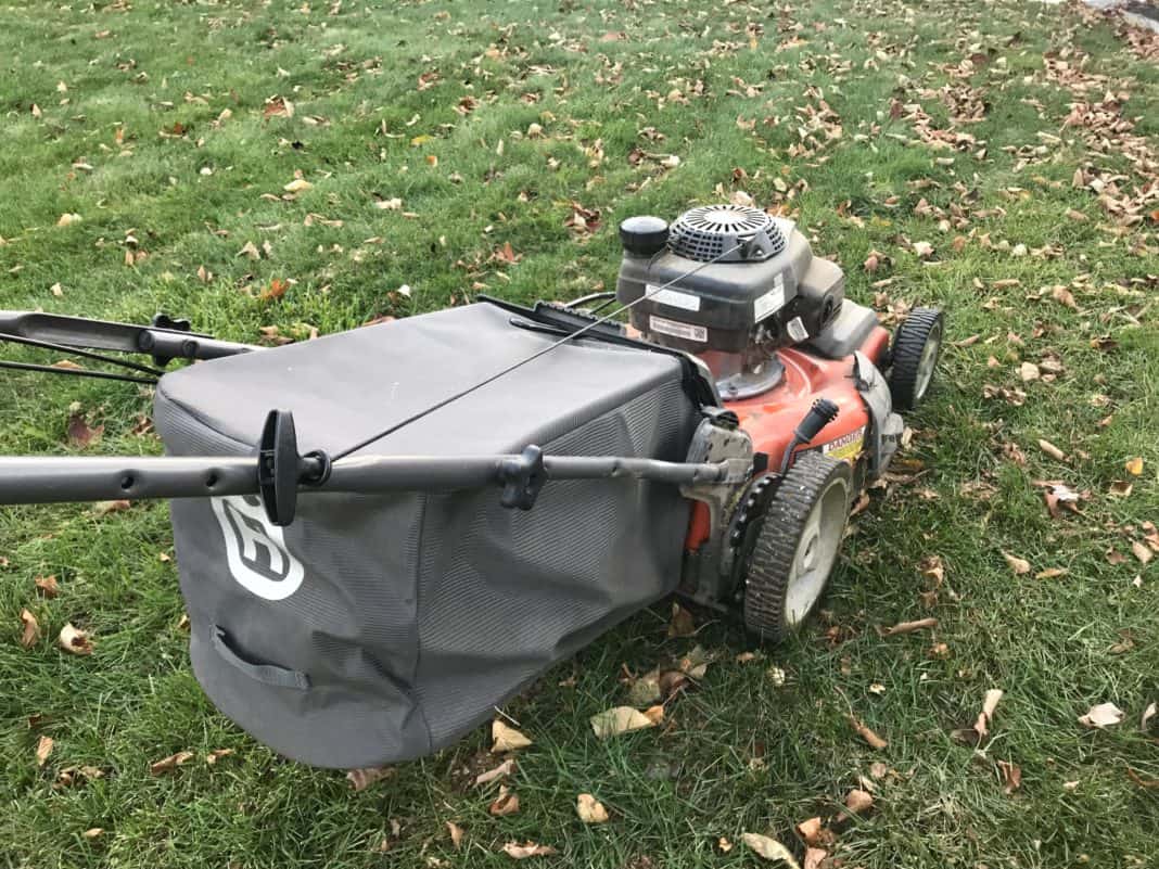 Best Way to Pick Up Leaves in Your Yard (Top 6 Methods) - Prudent Reviews