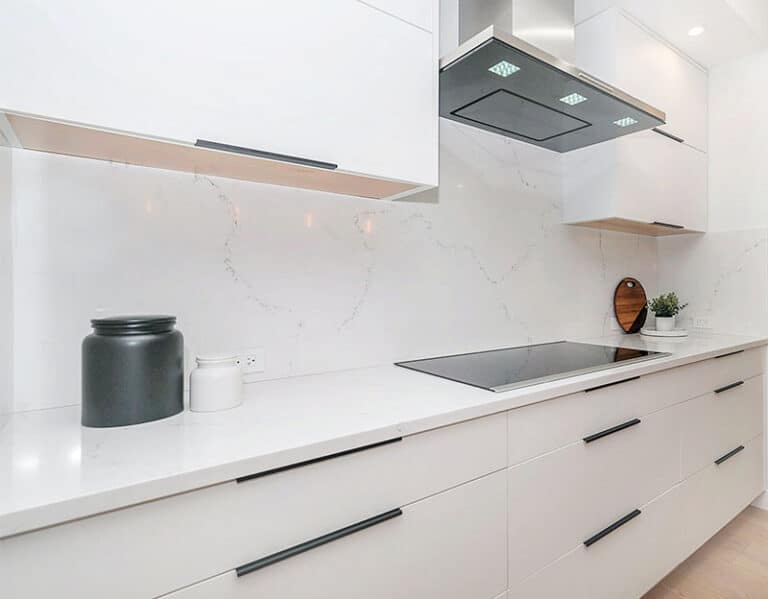15 Pros & Cons of Quartz Backsplashes (Are They Worth It?)